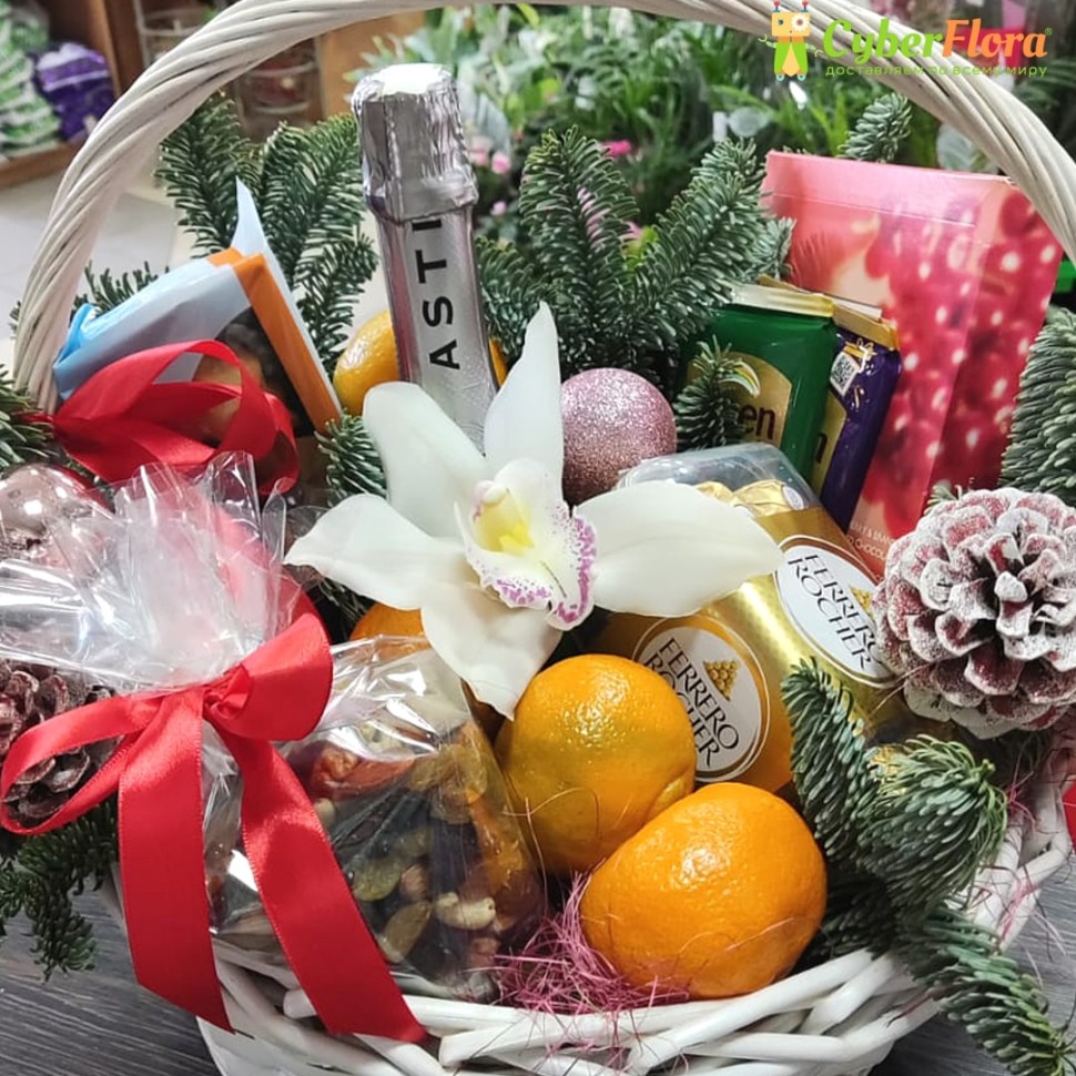 Новогодняя - корзина с разнообразным составом